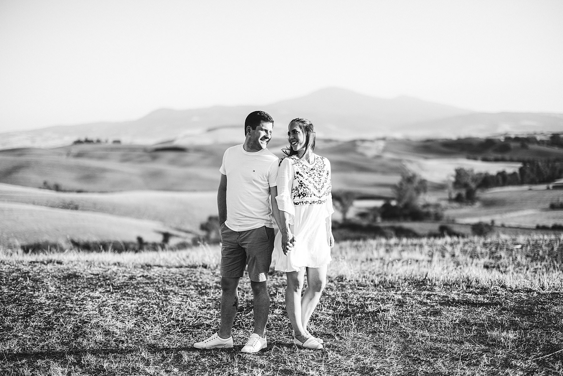 Romantic couple photoshoot in the scenic countryside of Tuscany