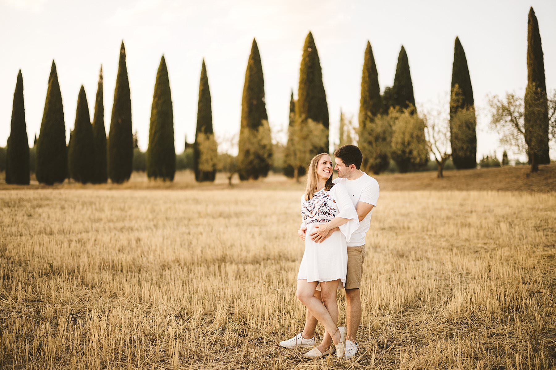 Romantic couple photoshoot in the scenic countryside of Tuscany
